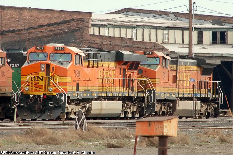BNSF 7669 & BNSF 821